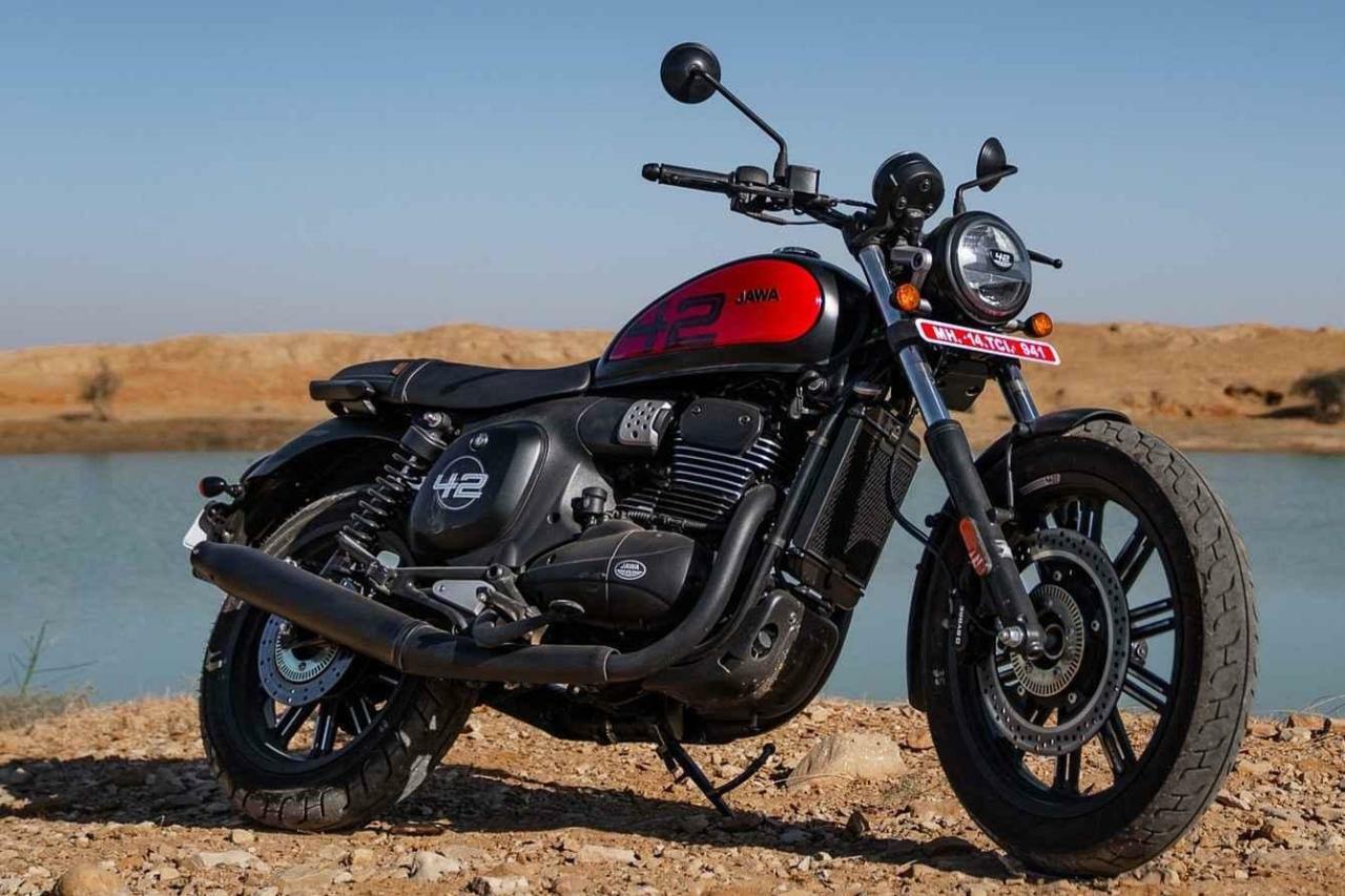 Nová Jawa 350 CL 42 sází na černou barvu, sportovní charakter a skvělou ...