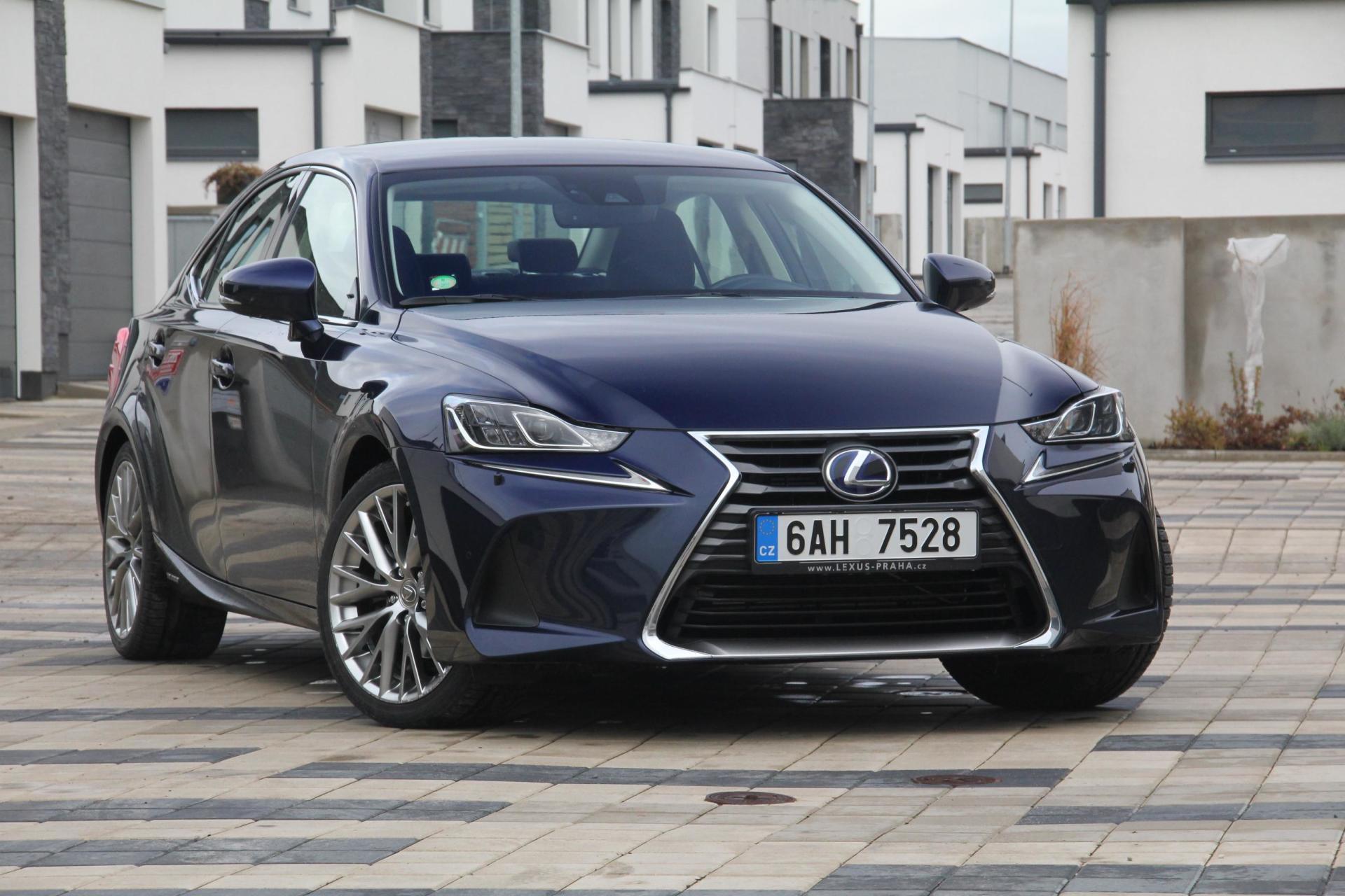 Lexus IS 300h: když hybrid dává smysl