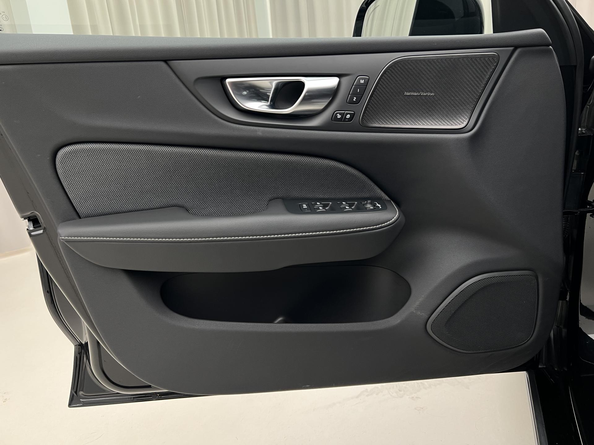 Volvo EX30 AWD AUT TWIN MOTOR ULTRA | Největší inzerce autobazarů - TipCars